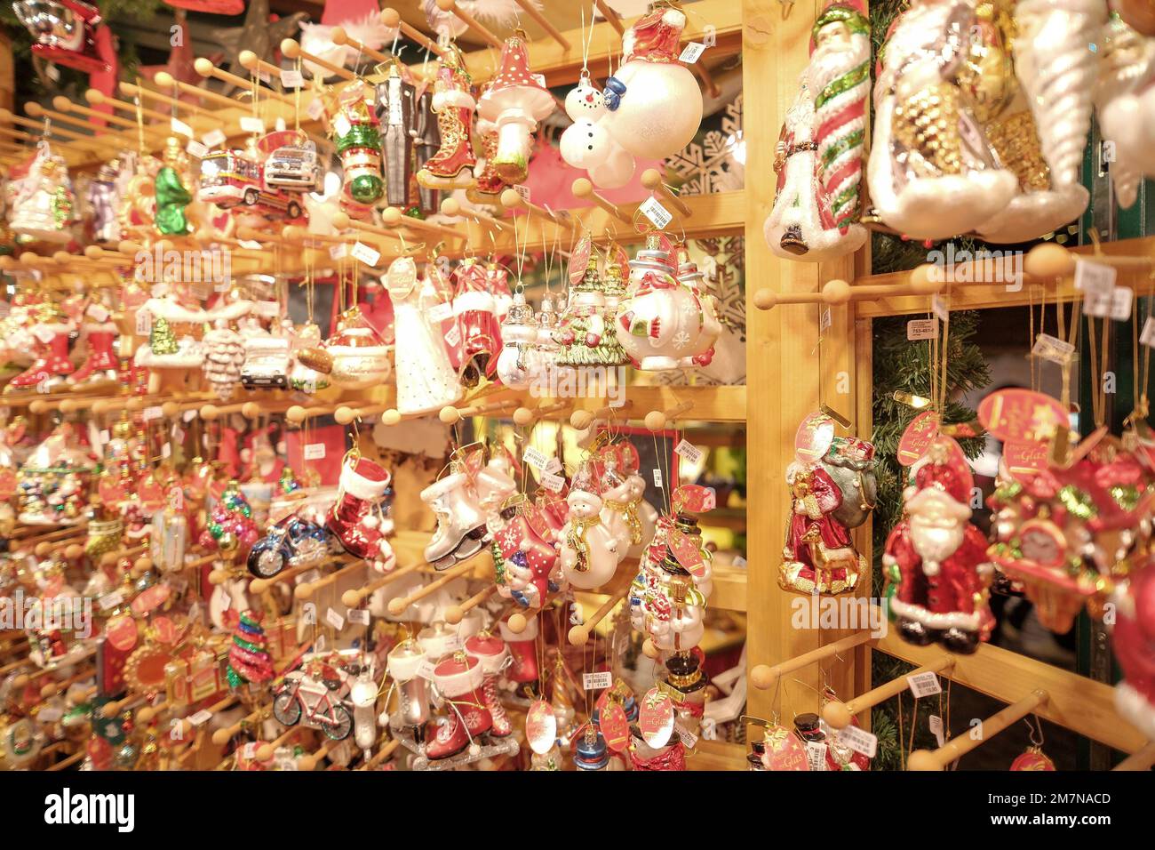 Christmas market, market stall, Christmas articles, tree decorations ...
