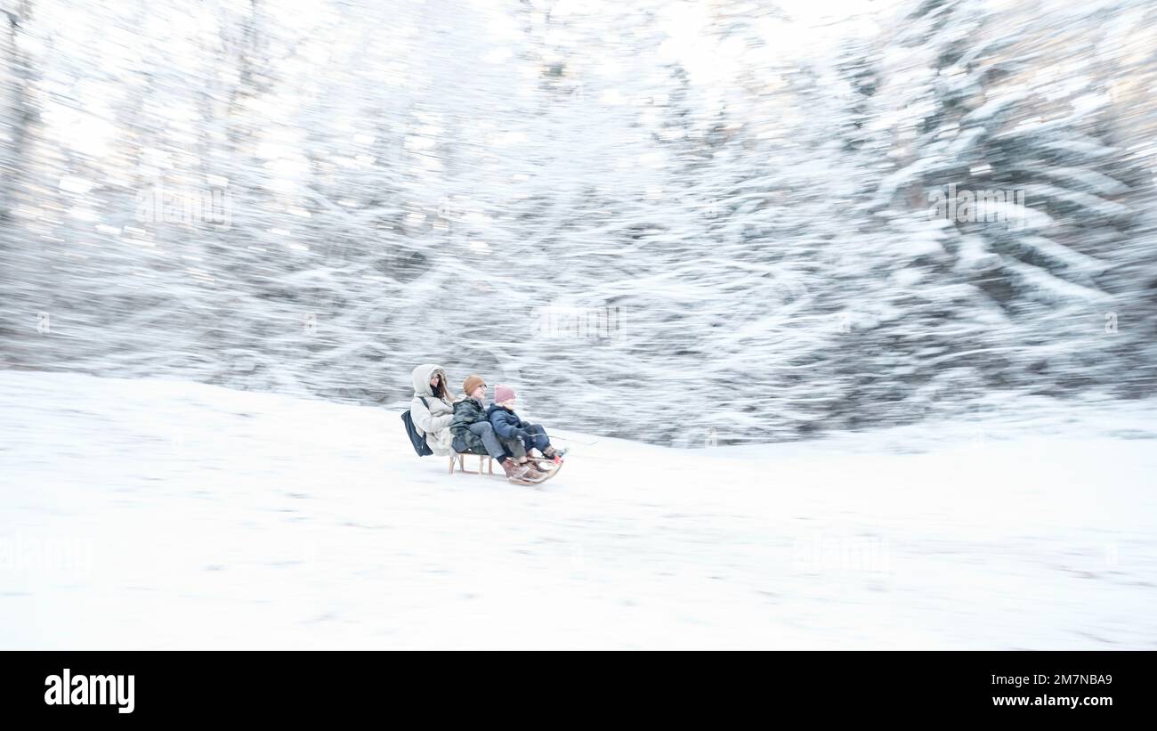 Family sledding winter fun hi-res stock photography and images - Alamy