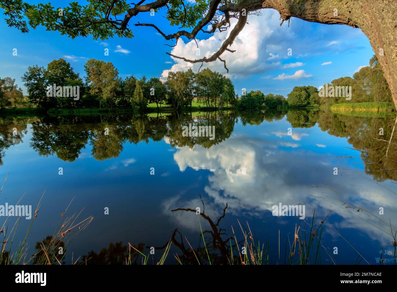 Photo of water in lake hi-res stock photography and images - Alamy