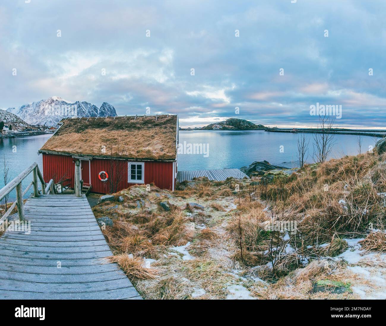 Traditional rorbu cabin / house in Lofoten, Norway, typical fjord ...