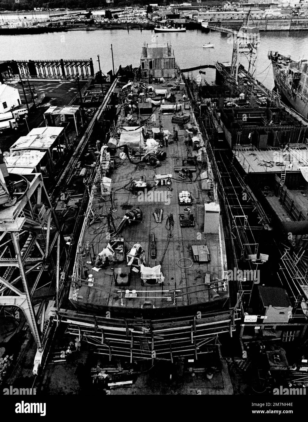 A stern view of the guided missile frigate USS FAHRION (FFG 22) at 20 ...