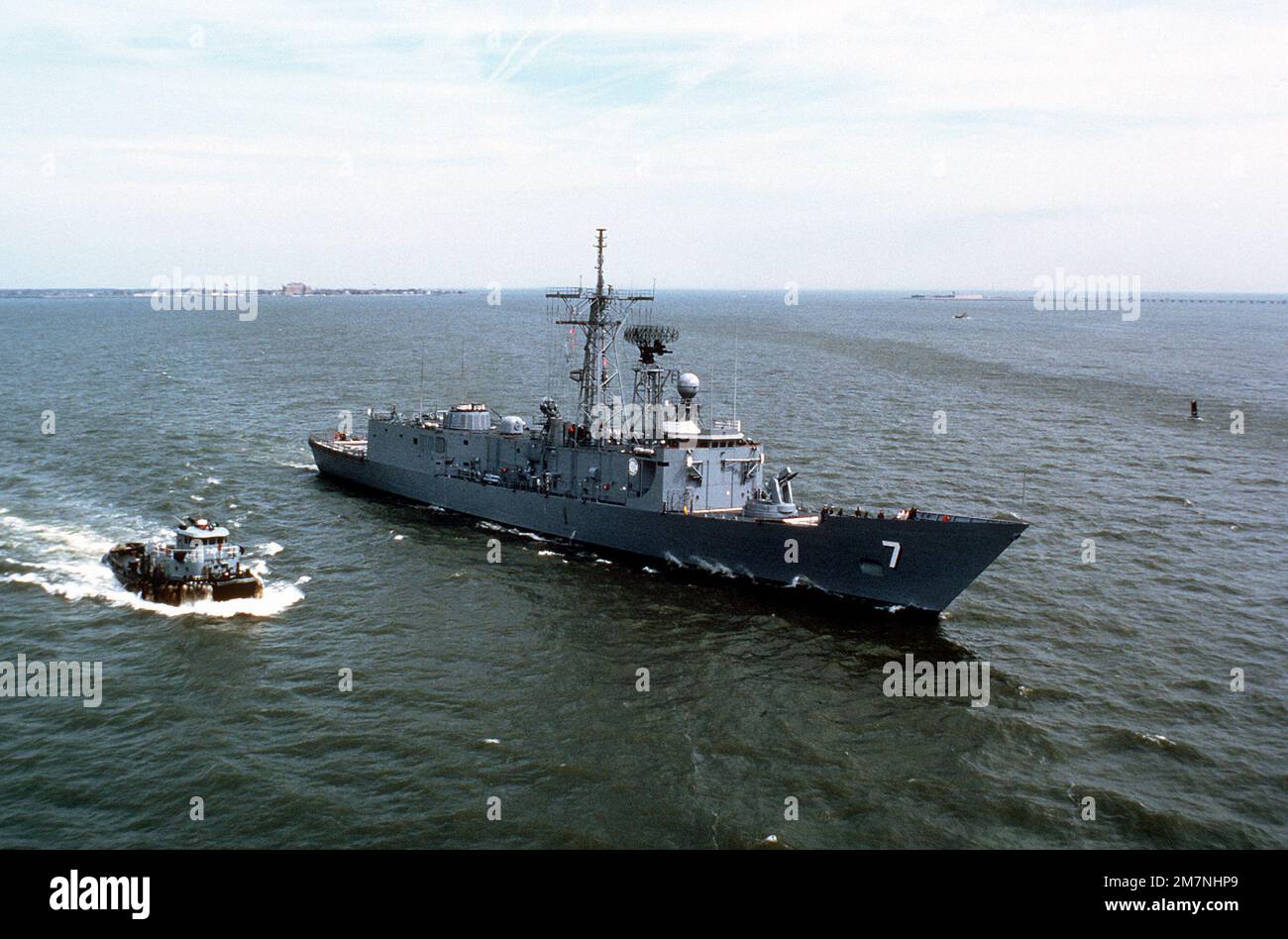 A starboard bow view of the guided missile frigate USS OLIVER HAZARD ...