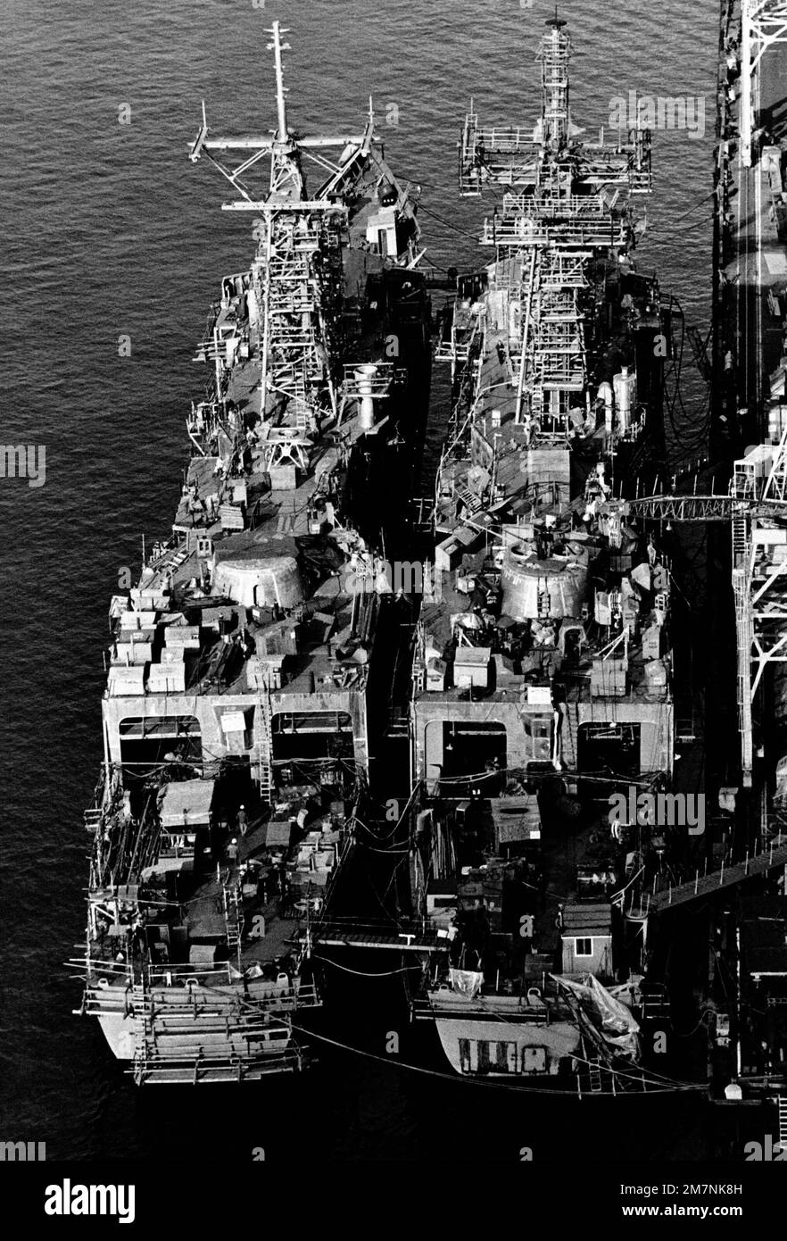 A stern view of the guided missile frigate USS ANTRIM (FFG 20) at 40 ...