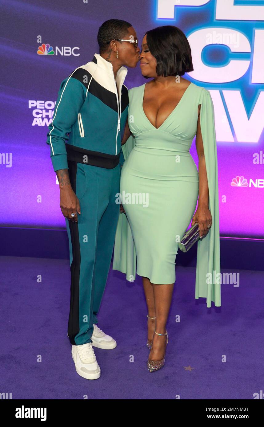 Niecy Nash, right, and Jessica Betts kiss as they arrive at the People ...