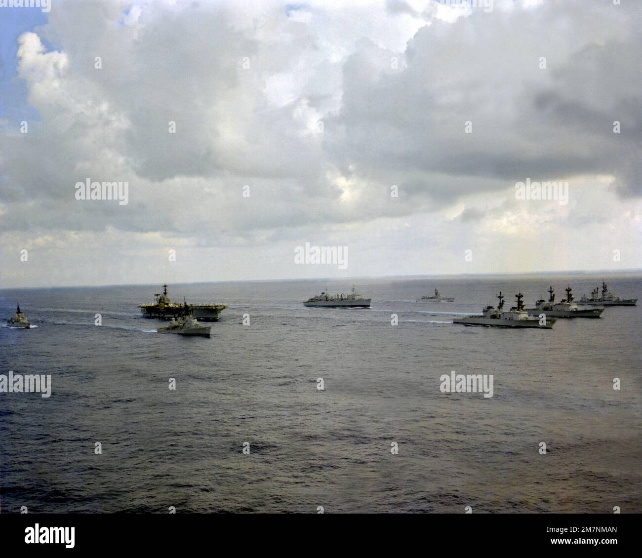 A starboard view of the USS INDEPENDENCE (CV-62) battle group as it ...