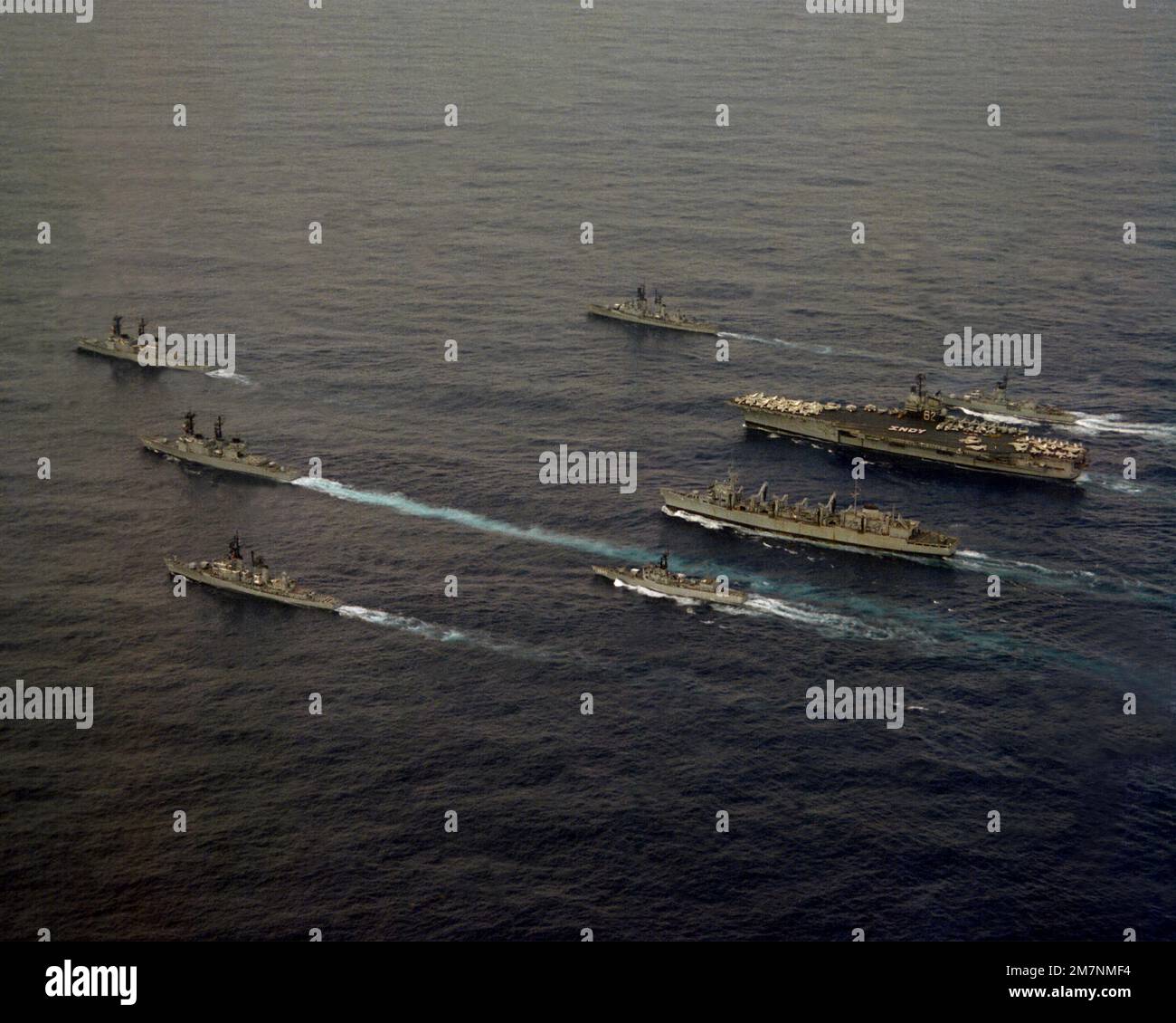 A port view of the USS INDEPENDENCE (CV-62) battle group as it heads ...