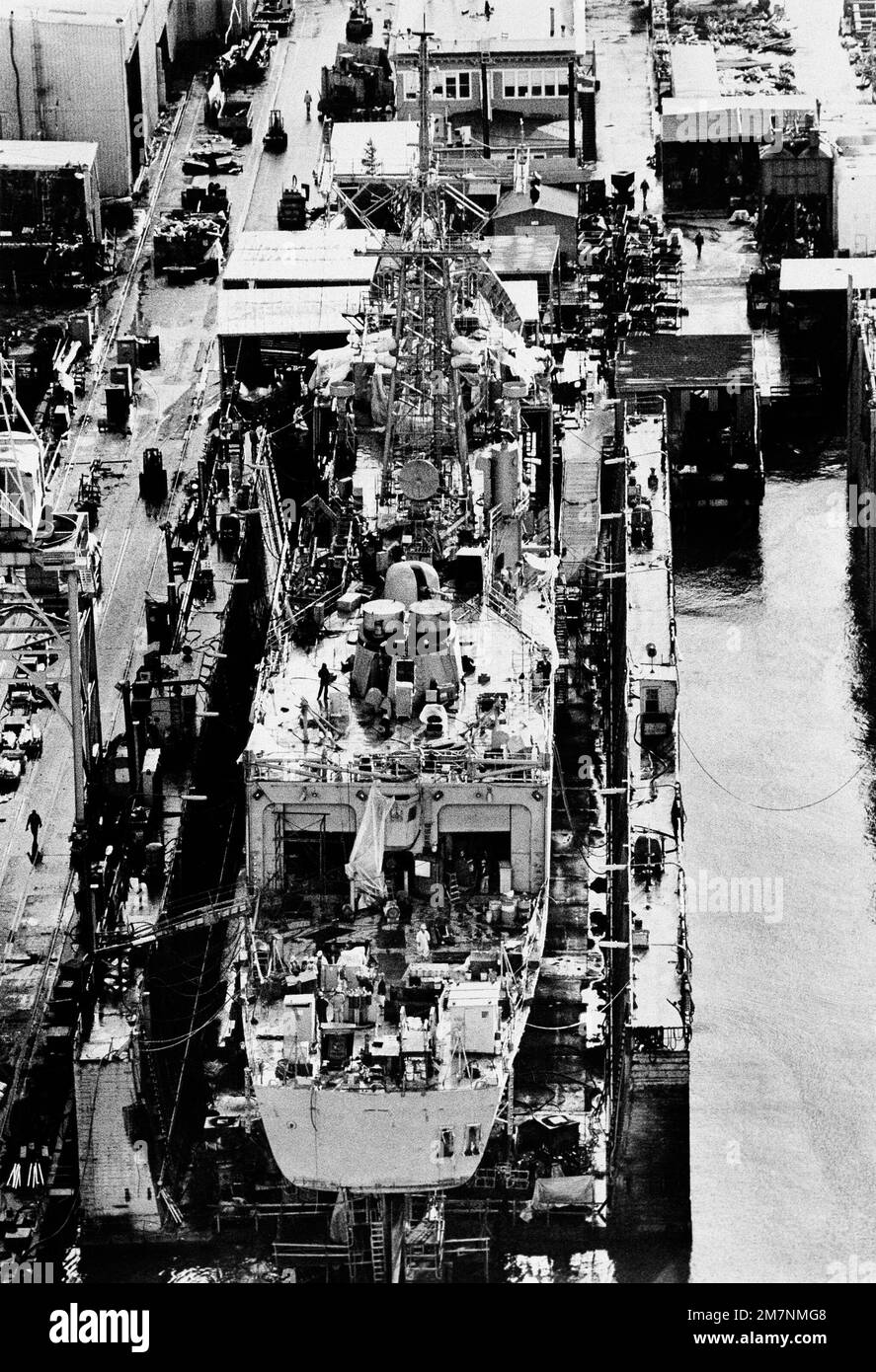 An aerial stern view of the guided missile frigate DUNCAN (FFG 10) at ...