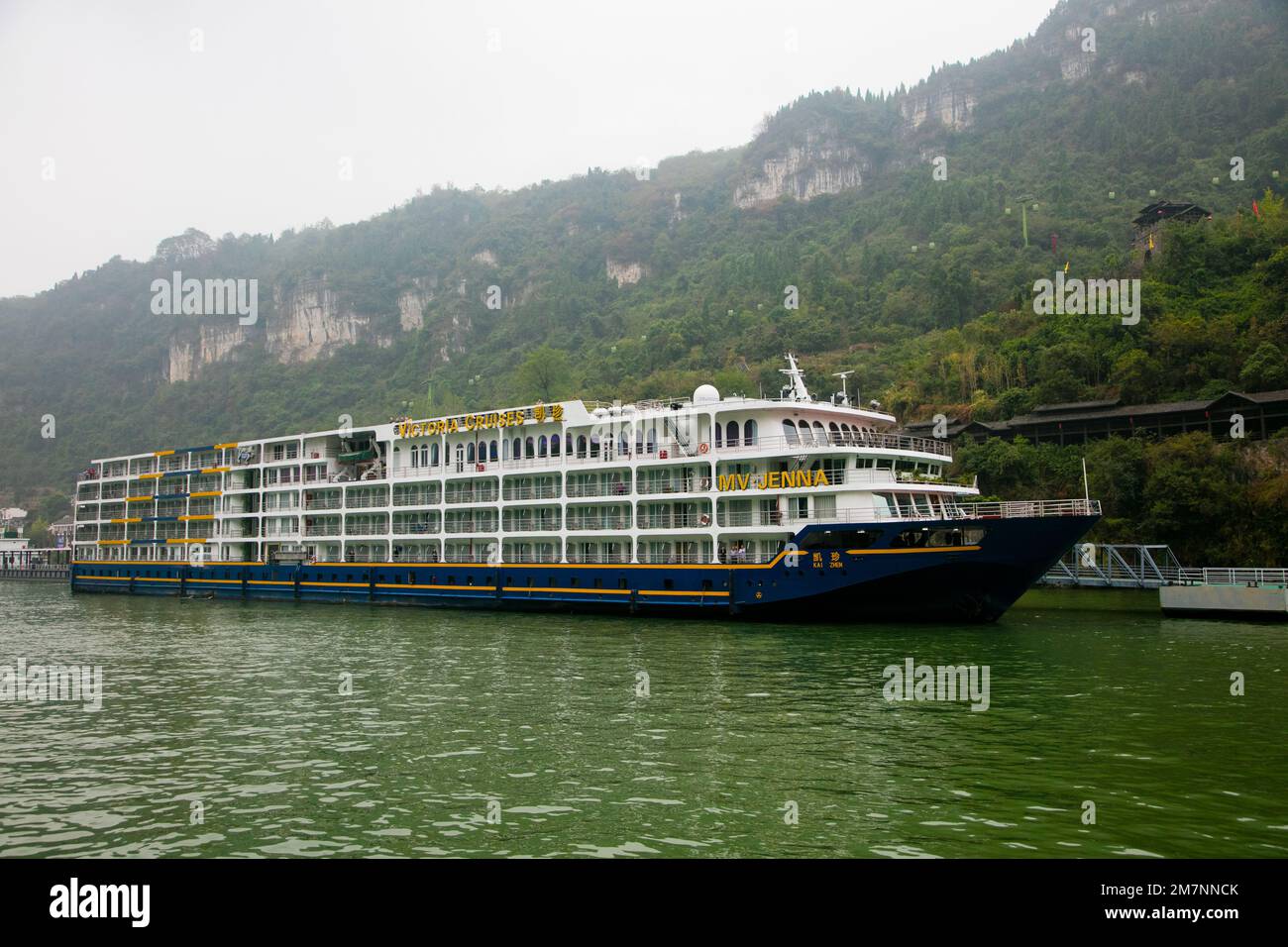 Yangtze river cruises hi-res stock photography and images - Alamy