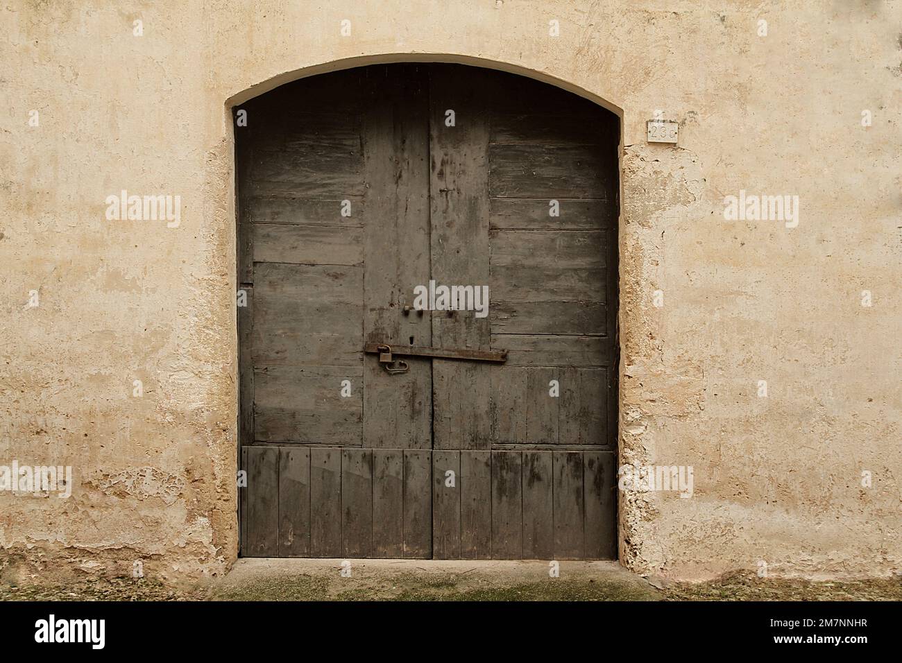 Wooden gate in the historical center of Felline, Italy Stock Photo - Alamy