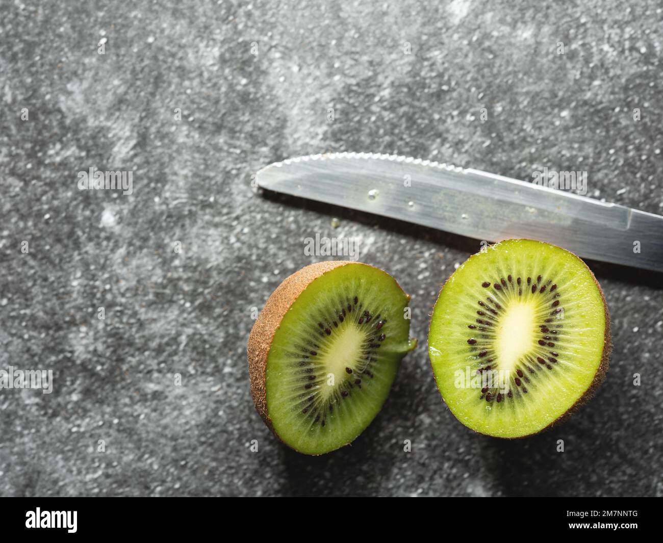 Sliced kiwi and knife, cross section of kiwi Stock Photo - Alamy