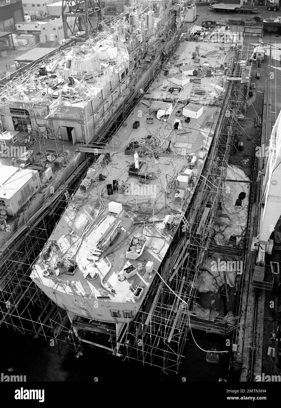 A starboard quarter view of the guided missile frigate USS FLATLEY (FFG ...