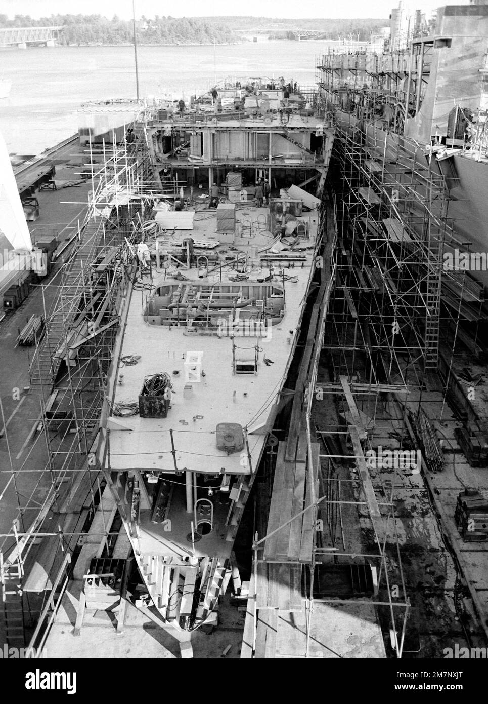 A bow view of the guided missile frigate USS FLATLEY (FFG 21) under ...