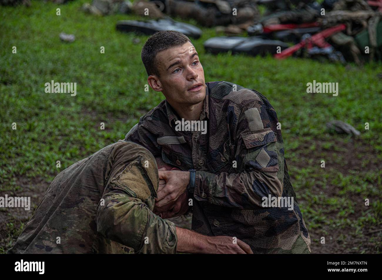 A French chief sergeant instructs 100th Battalion, 442nd Infantry ...
