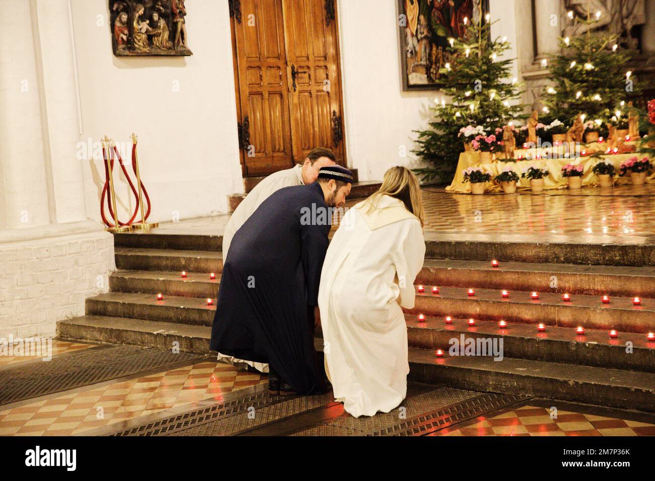 Berlin, Germany. 10th Jan, 2023. Pastoral advisor Frank-Peter Bitter (l ...
