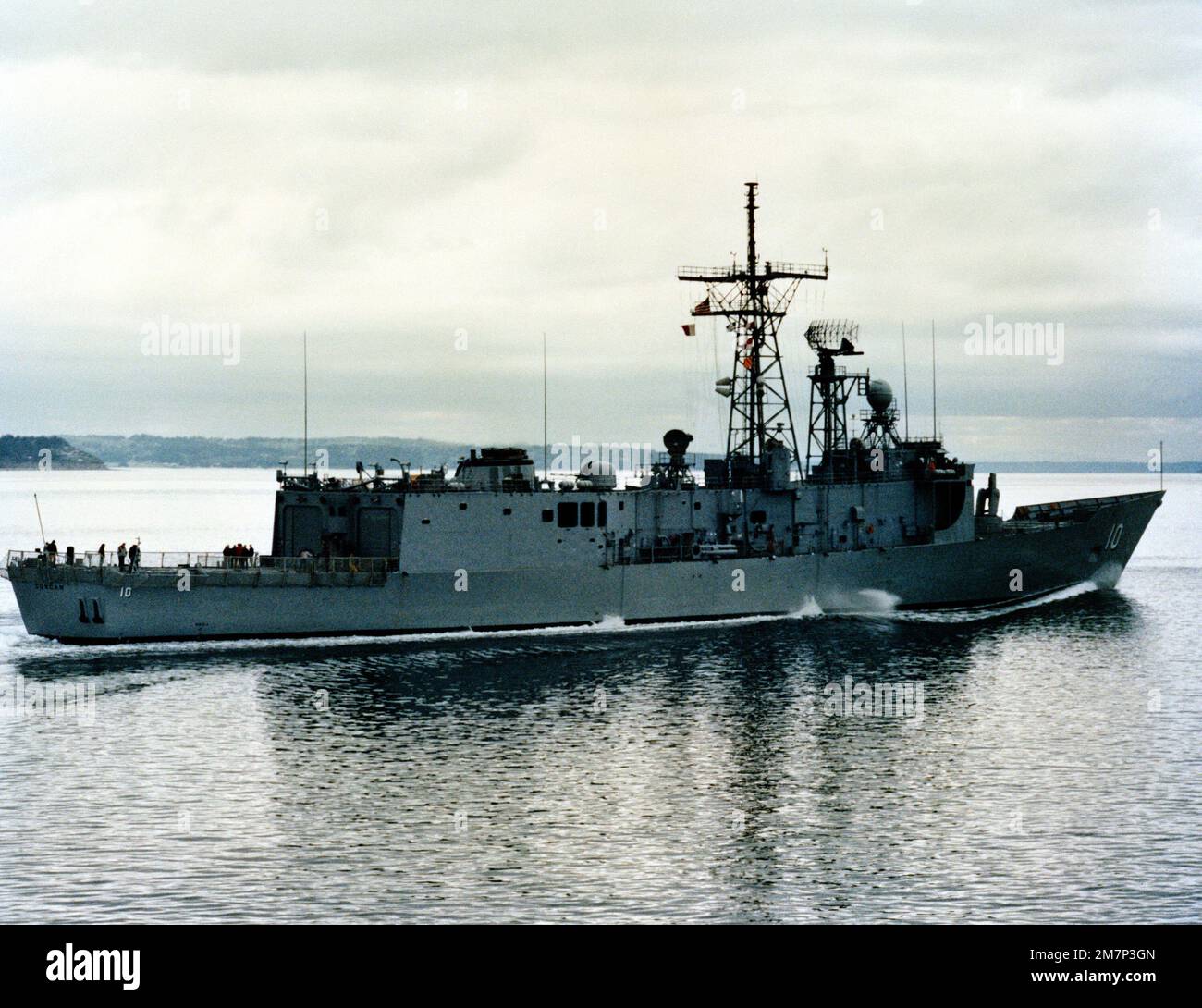 A starboard quarter view of the guided missile frigate DUNCAN (FFG 10 ...