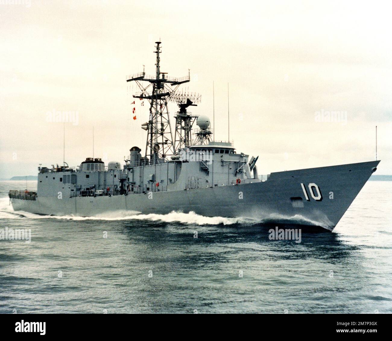 A starboard bow view of the guided missile frigate DUNCAN (FFG 10) as ...