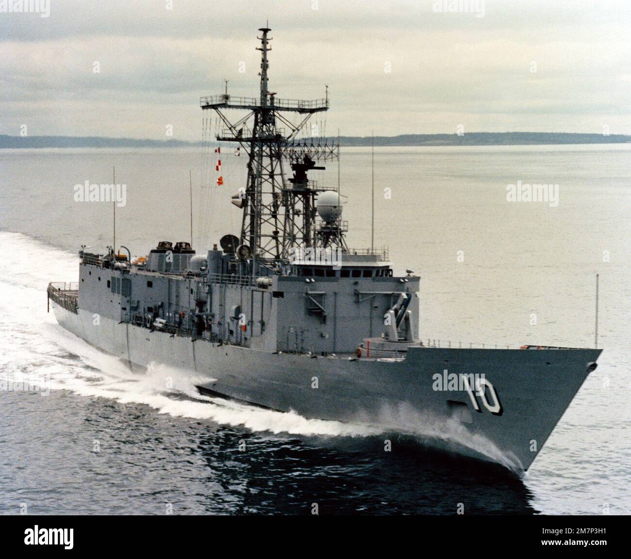 A starbaord bow view of the guided missile frigate DUNCAN (FFG 10) as ...