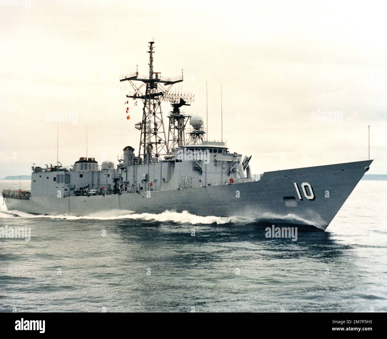 An aerial starboard bow view of the guided missile frigate DUNCAN (FFG ...