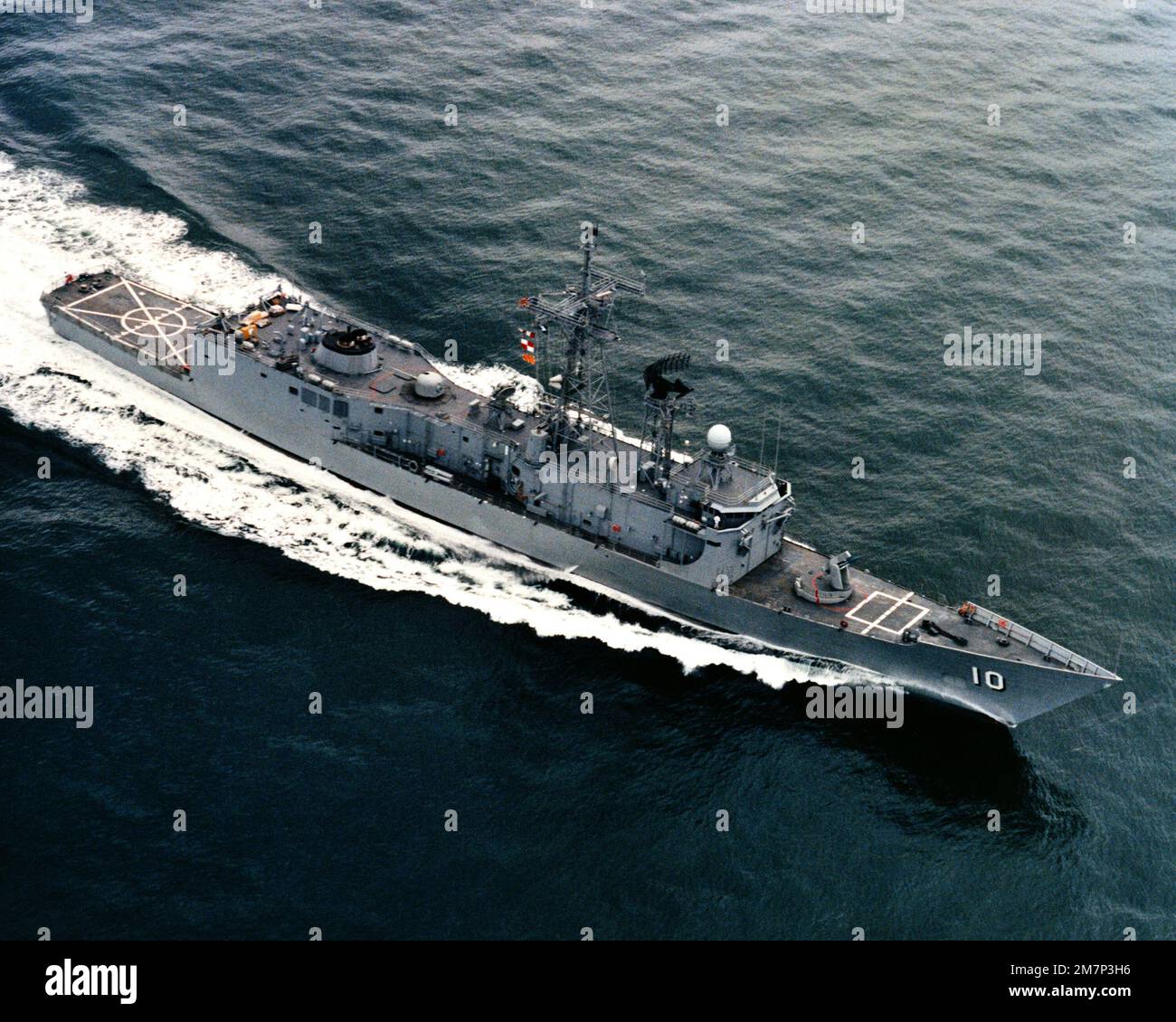 An aerial starboard bow view of the guided missile frigate DUNCAN (FFG ...