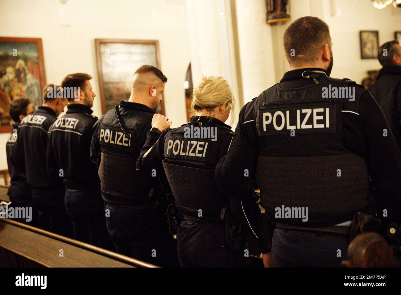 Berlin, Germany. 10th Jan, 2023. Emergency personnel of the police and ...