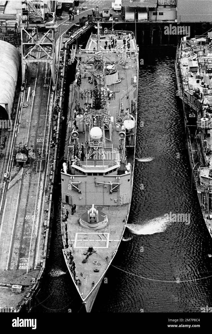 Aerial bow view of the guided missile frigate DUNCAN (FFG 10) at 100 ...
