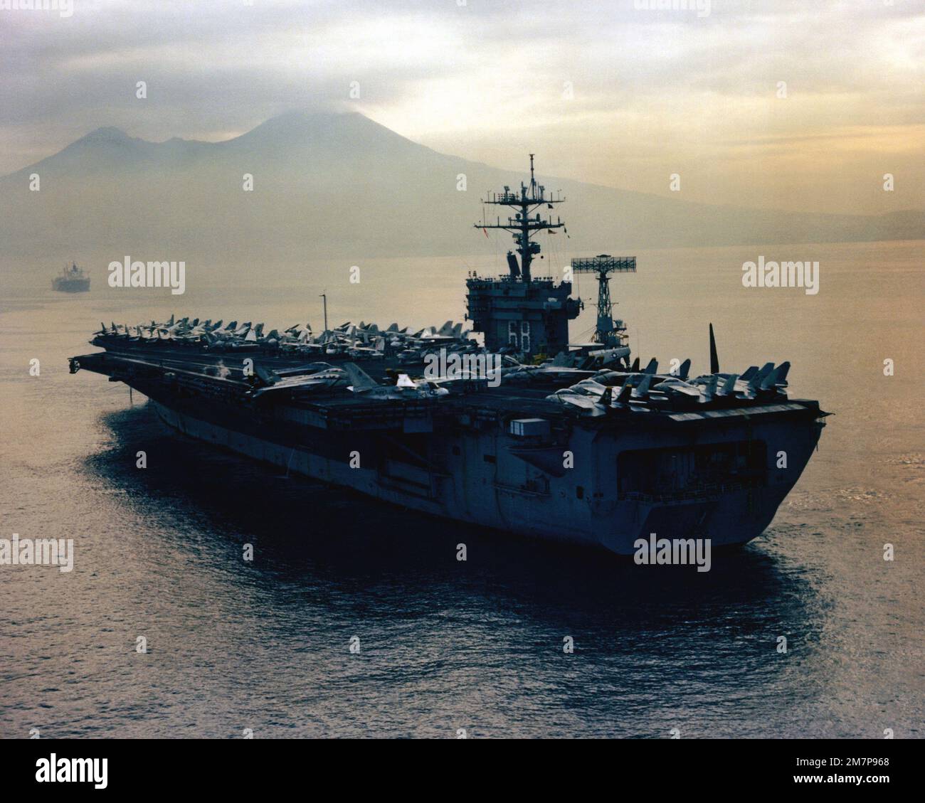 A port quarter view of the nuclear-powered aircraft carrier USS NIMITZ (CVN 68). Country ...