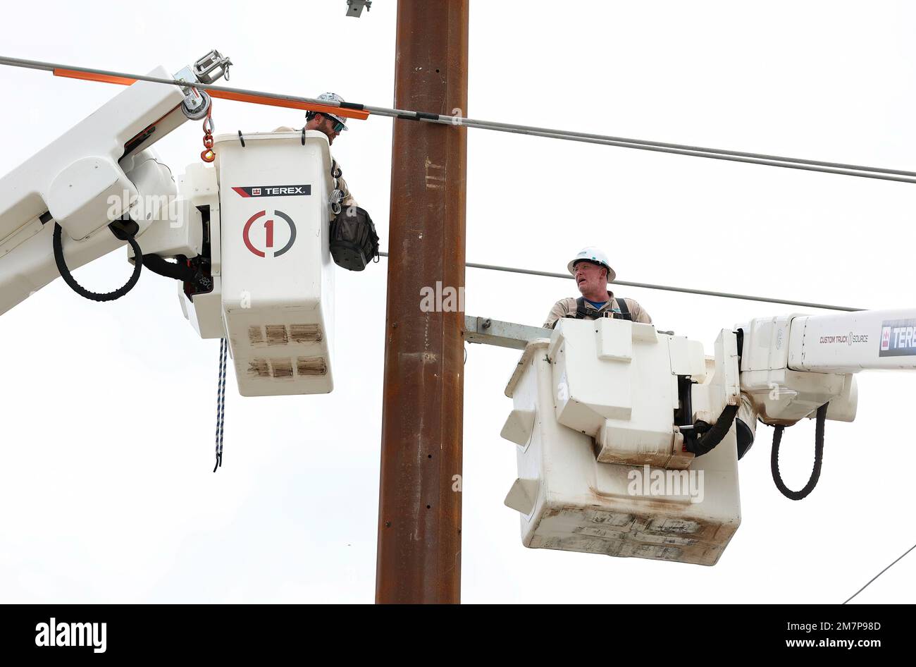 Texas power lines workers hi-res stock photography and images - Alamy