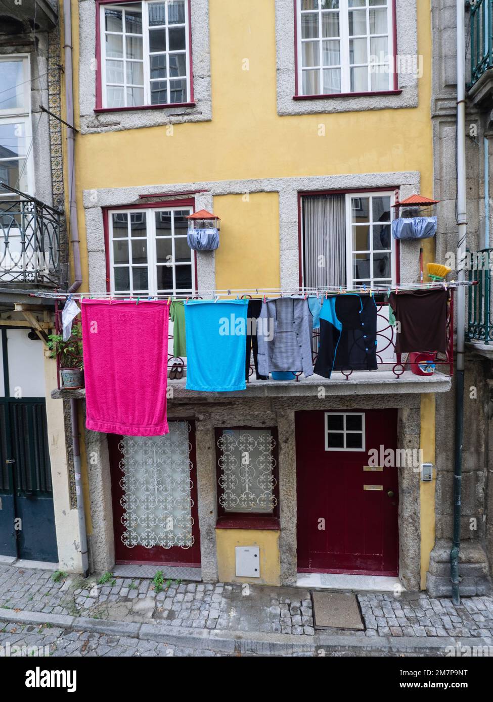 Washing line in the old town hi-res stock photography and images - Alamy