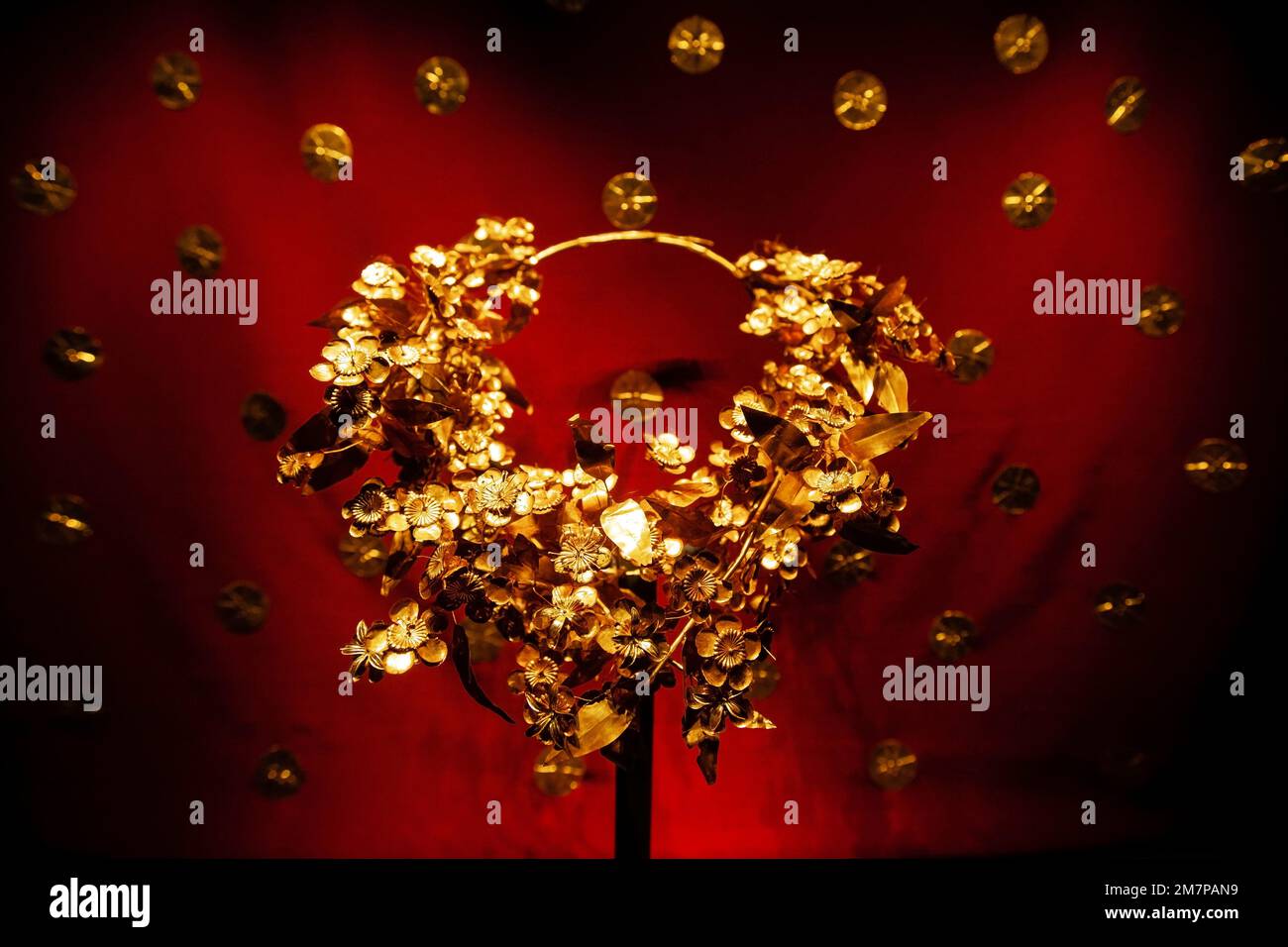 Golden myrtle wreath found at the royal Macedonian tombs at Vergina ...