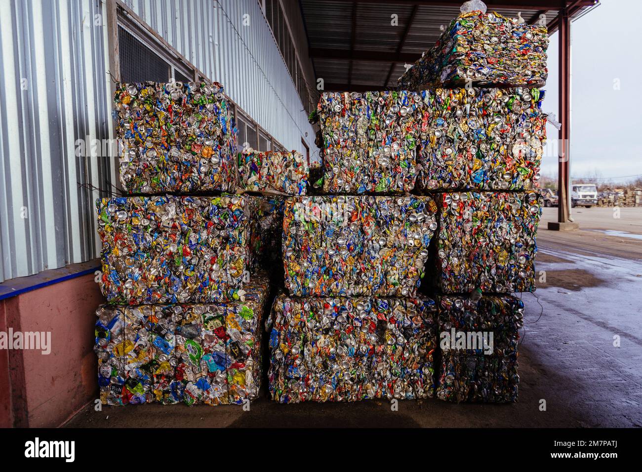 Stacks of garbage. Pressed and packed aluminum cans Stock Photo - Alamy