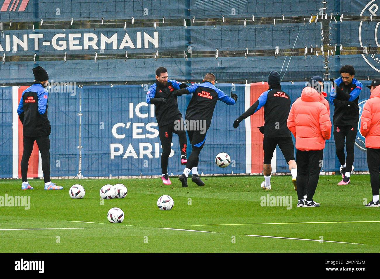 Lionel Messi and Marco Verratti during a training session at the Camp ...