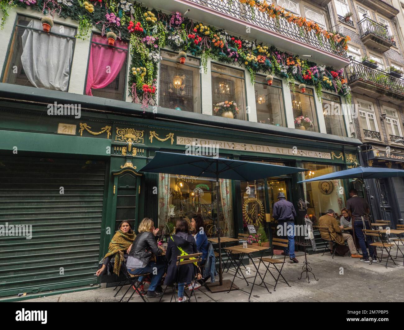 Cafe shops on rua hi-res stock photography and images - Alamy
