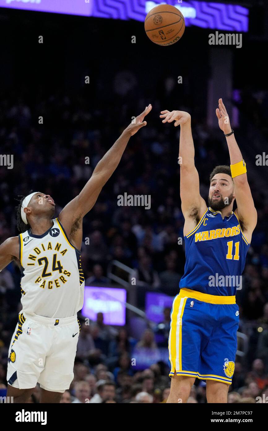 Golden State Warriors guard Klay Thompson (11) shoots over Indiana ...
