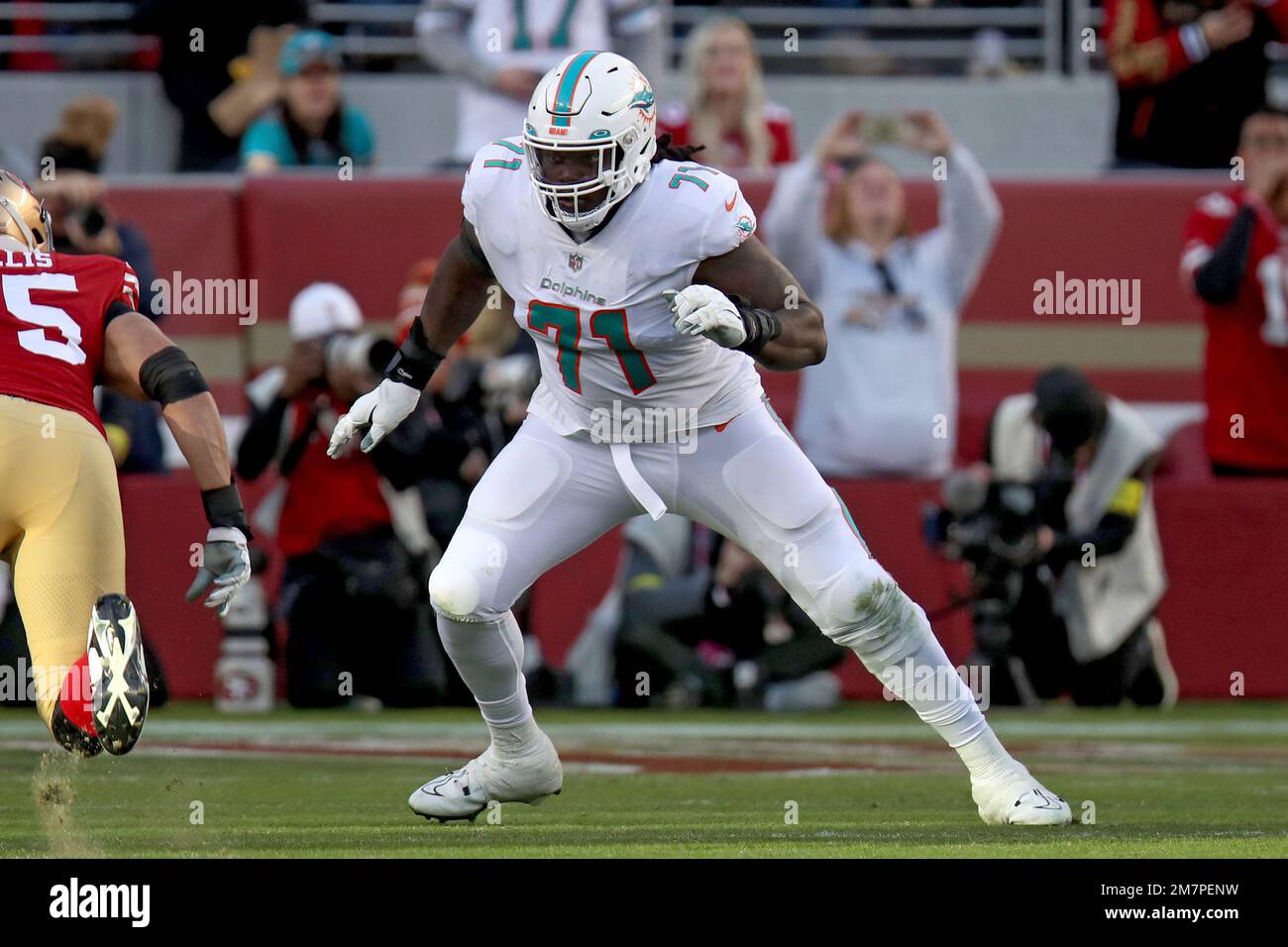 Miami Dolphins offensive tackle Brandon Shell (71) blocks during an NFL ...