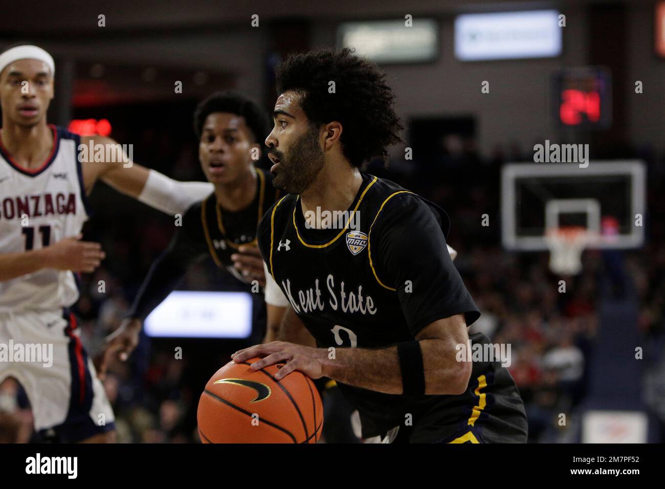Kent State guard Sincere Carry controls the ball during the first half ...
