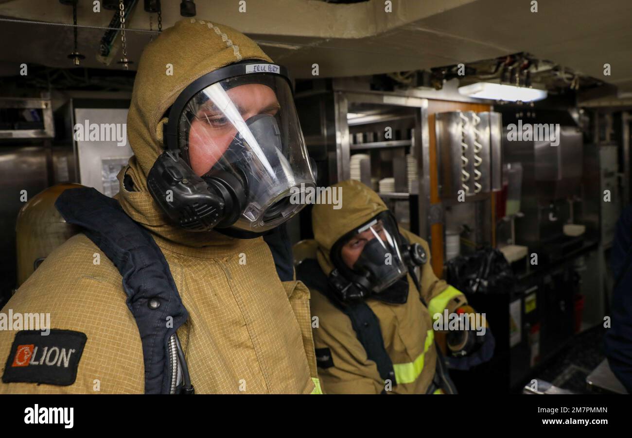 PACIFIC OCEAN -- Sailors assigned to the Los Angeles-class fast-attack ...