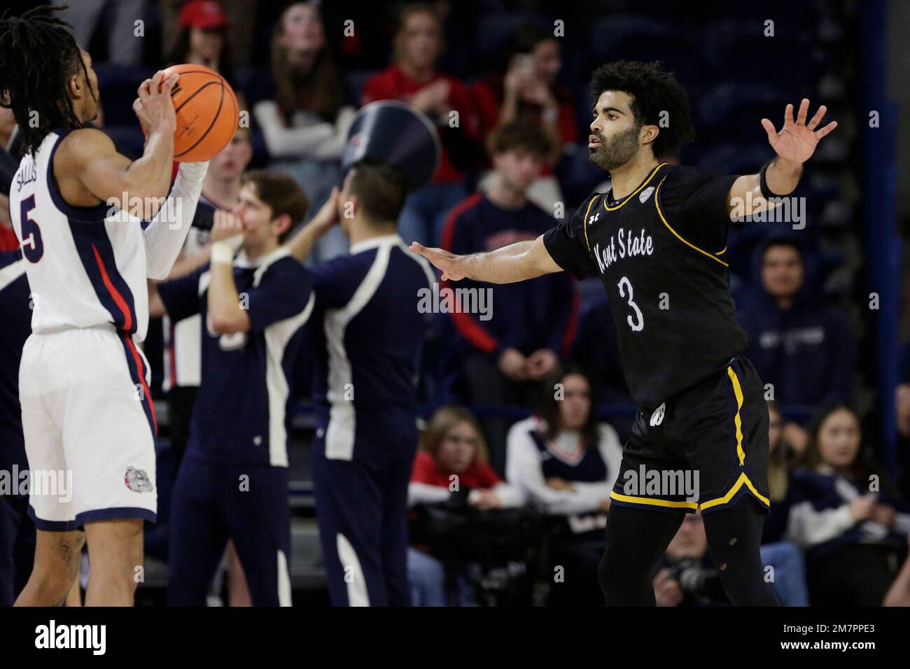 Kent State guard Sincere Carry (3) defends Gonzaga guard Hunter Sallis ...