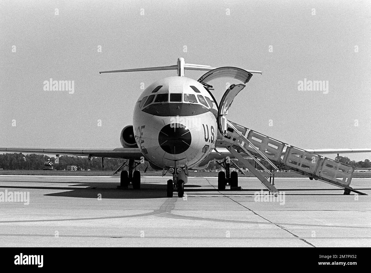 A front view of a 375th Aeromedical Airlift Wing C-9 Nigfhtingale ...