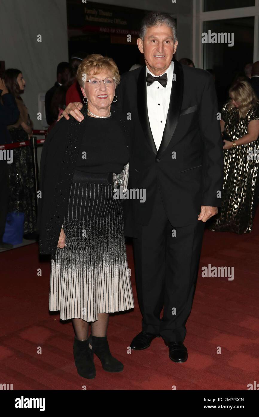 Sen. Joe Manchin, D-W.Va., and his wife Gayle arrive at the Kennedy ...