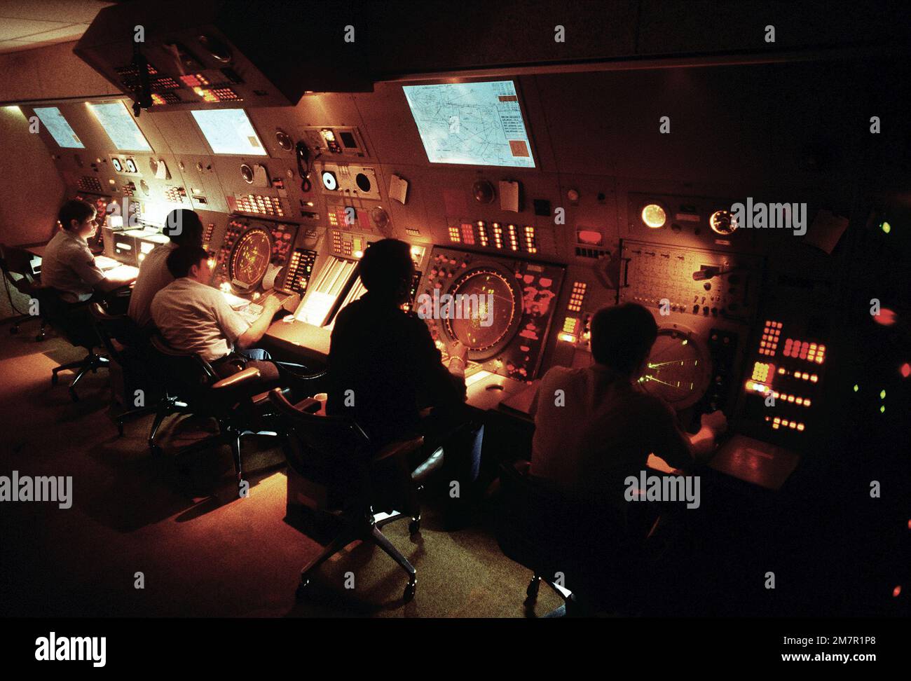 Air traffic controllers radar approach control hi-res stock photography ...