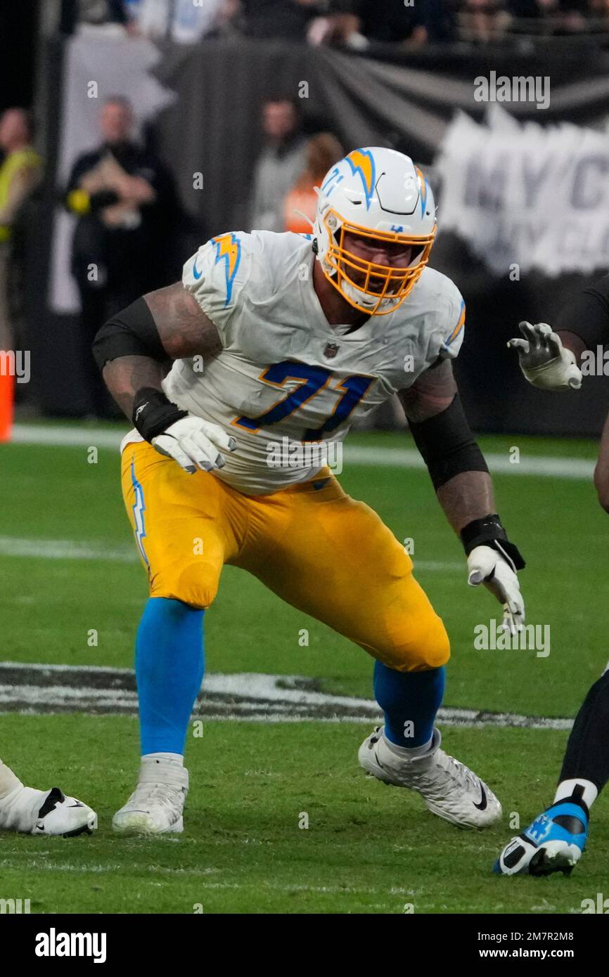 Los Angeles Chargers guard Matt Feiler (71) lines up against the Las ...