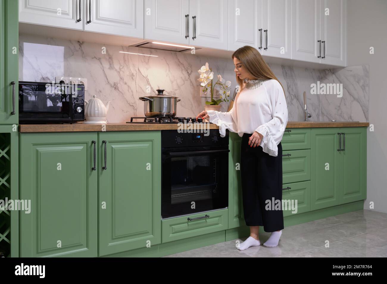 Woman modern house white hi-res stock photography and images - Alamy