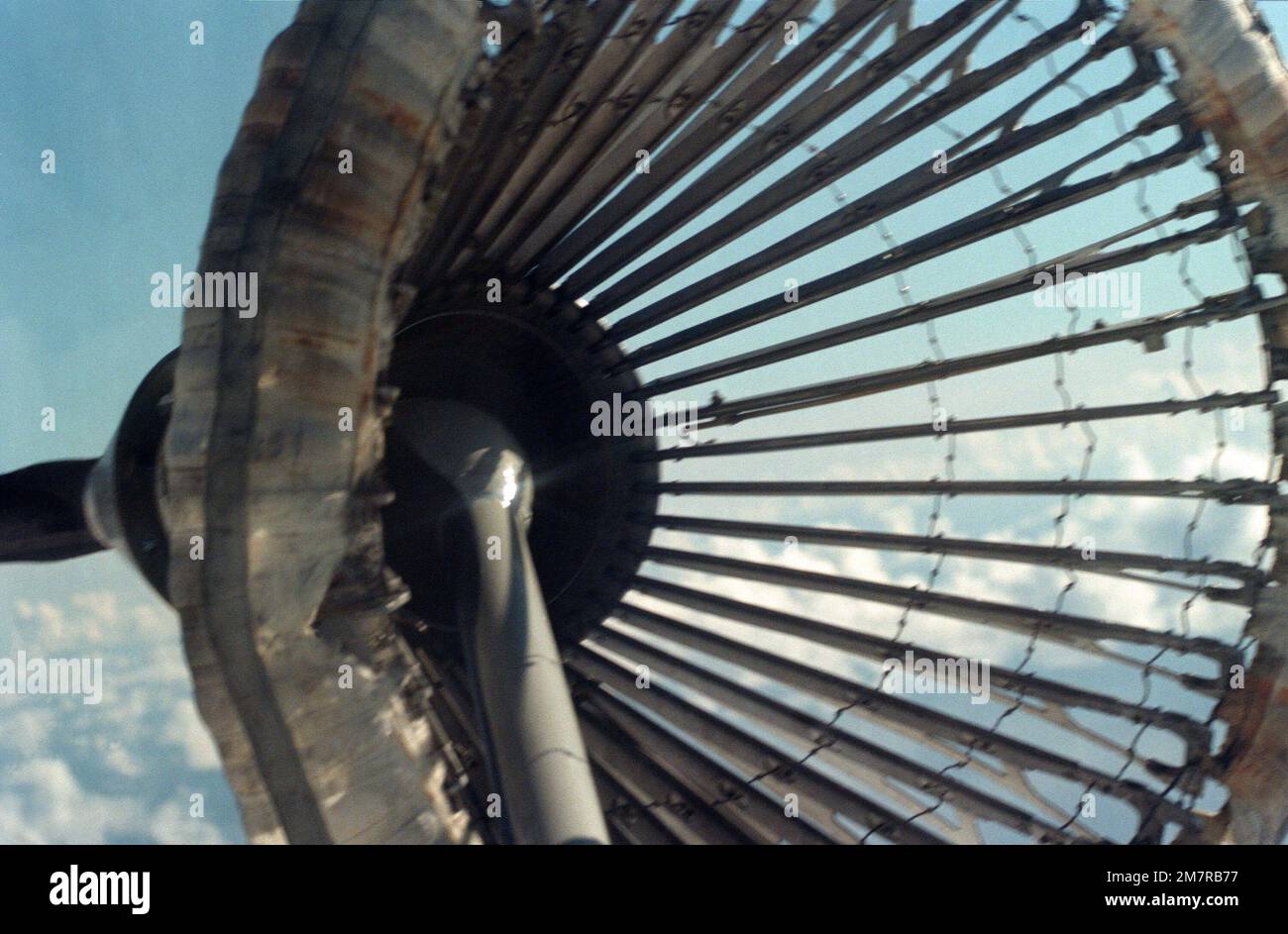 Drogue refueling basket hi-res stock photography and images - Alamy