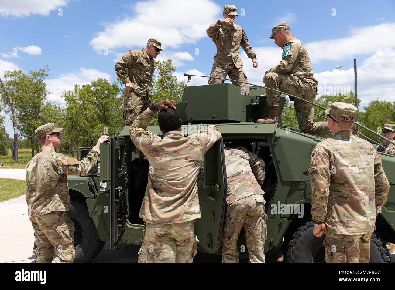 National Guard Soldiers conduct familiarization of humvee in the Region ...