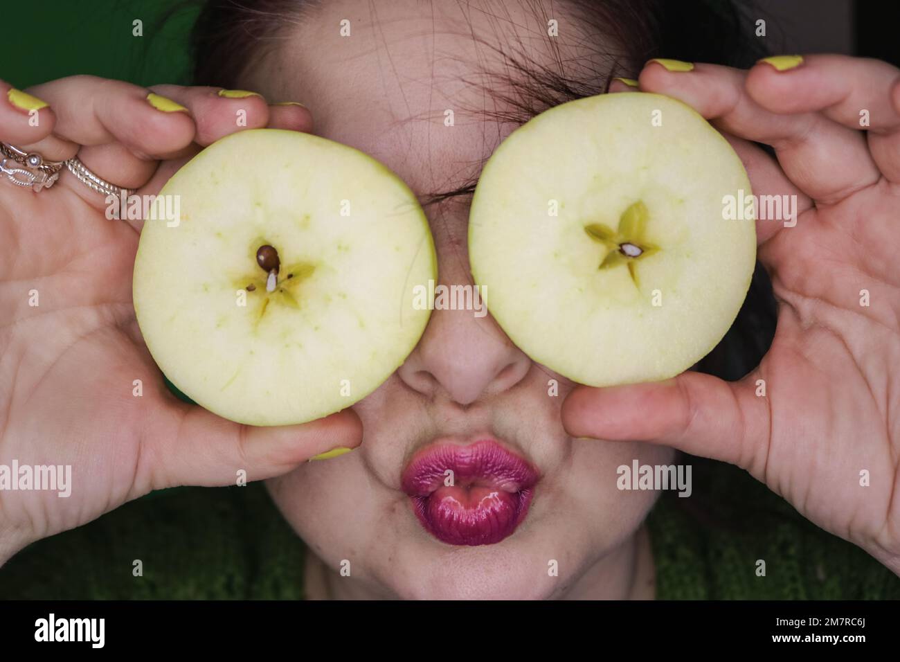 Woman holding pieces of apple Stock Photo - Alamy