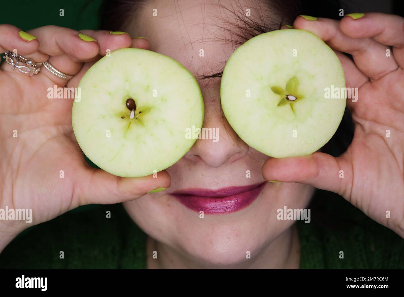 Woman holding pieces of apple Stock Photo - Alamy