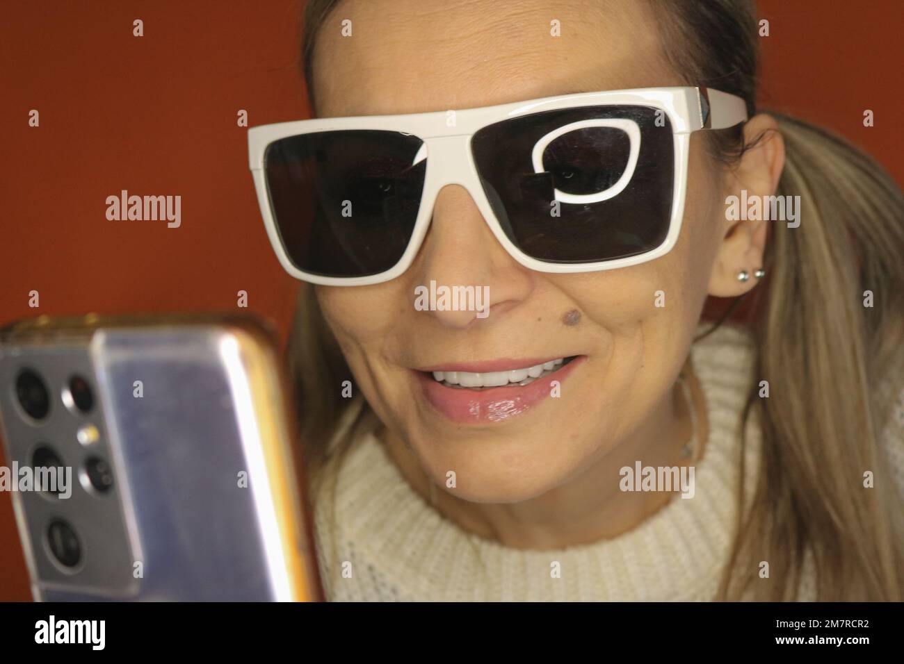Mobile girls hi-res stock photography and images - Alamy