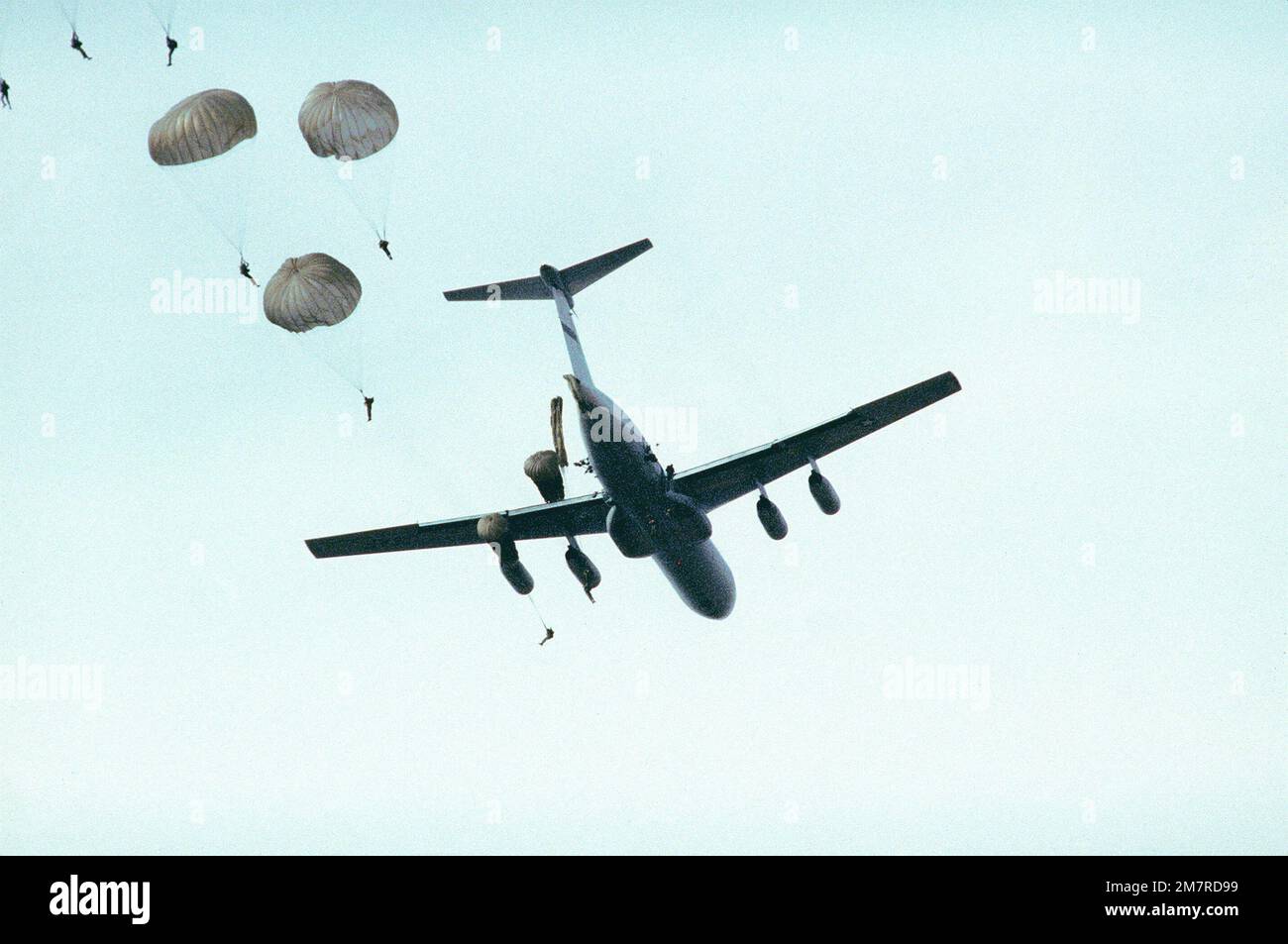 Airdrops hi-res stock photography and images - Alamy
