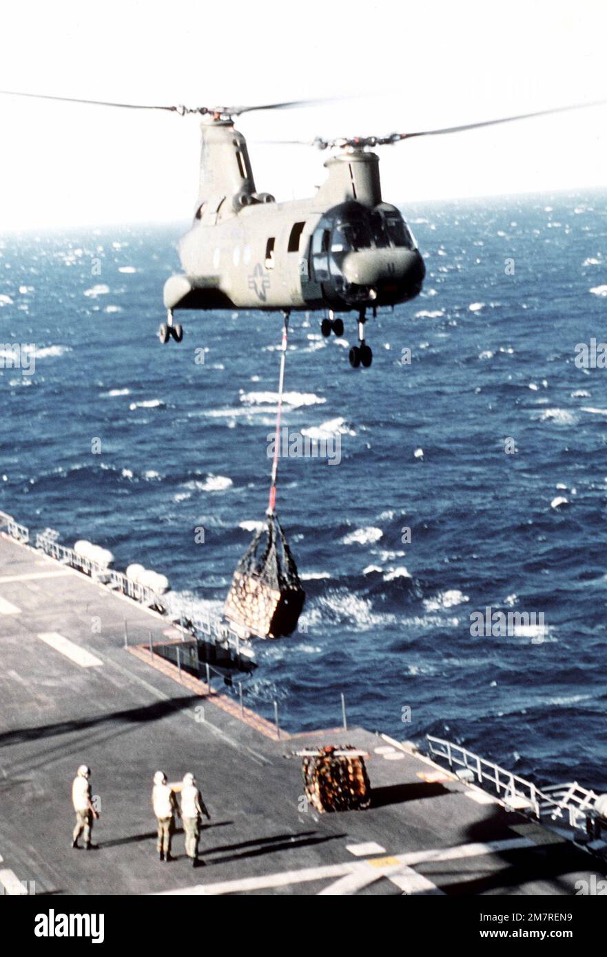 Marine Corps CH-46 Sea Knight helicopter from HMM (C) Squadron-265 ...