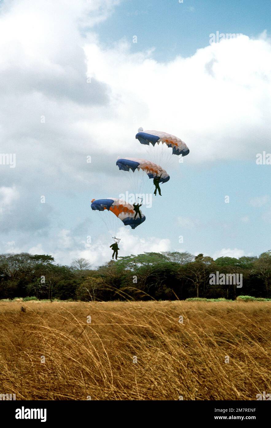 Parachute and free fall exercises hi-res stock photography and images ...